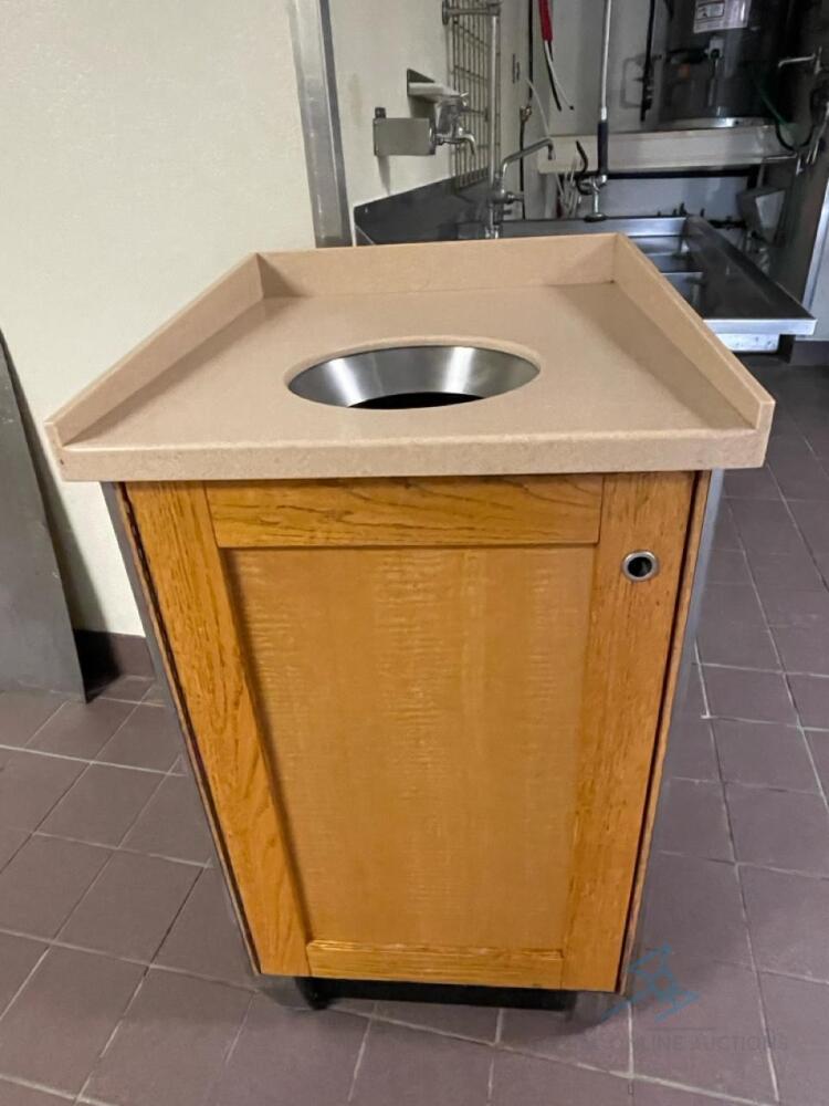 Trash can dispenser