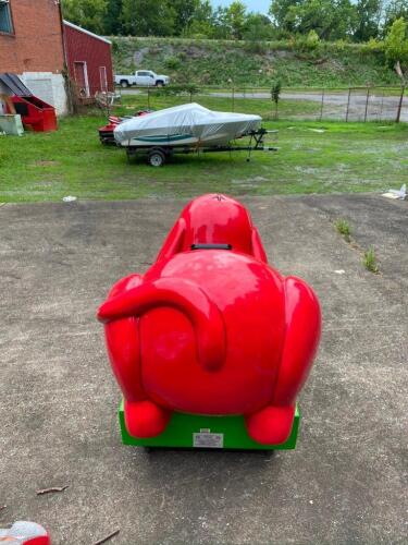 Clifford the Big Red Dog Kiddie Ride